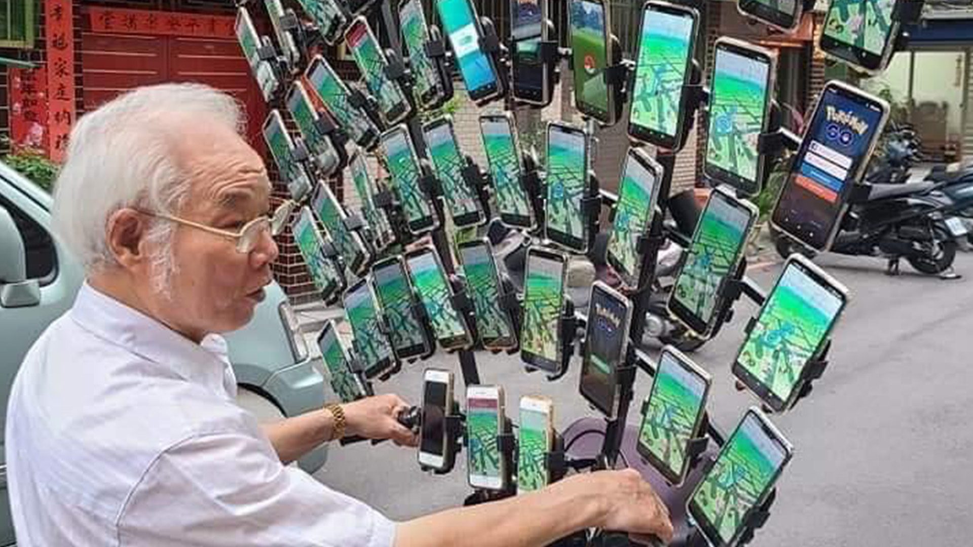 Pokémon Go-Grandpa ist zurück mit mehr Smartphones als je zuvor