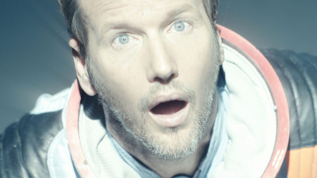 Moonfall: Erster Trailer zu Roland Emmerichs düsteren Weltall ...