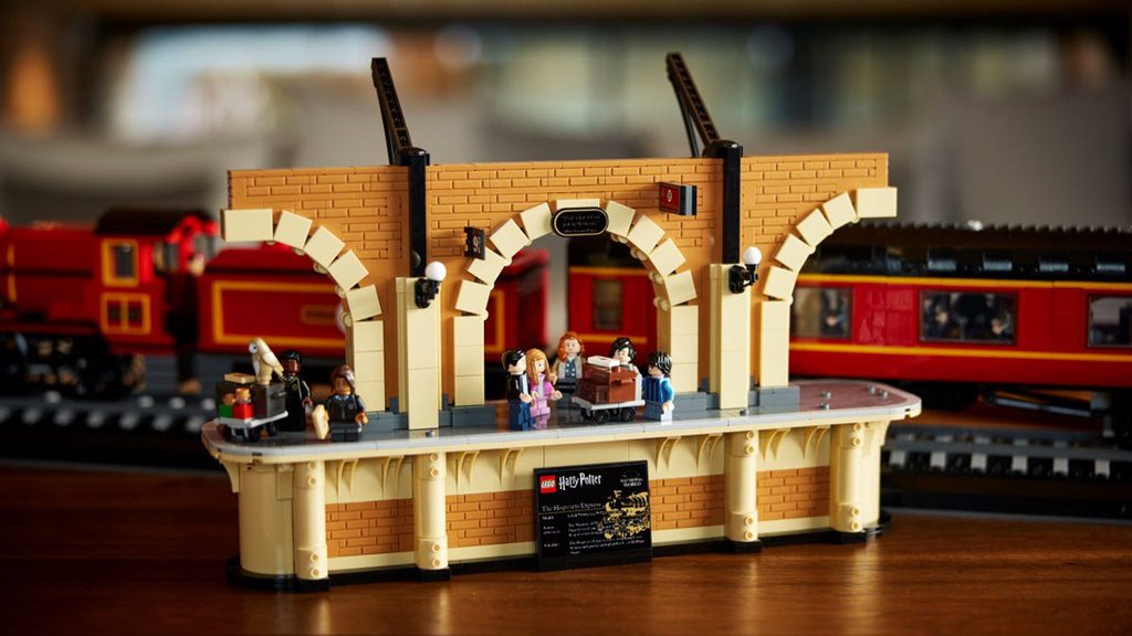 Der Hogwarts Express von LEGO fährt auf Gleis 9¾ ein